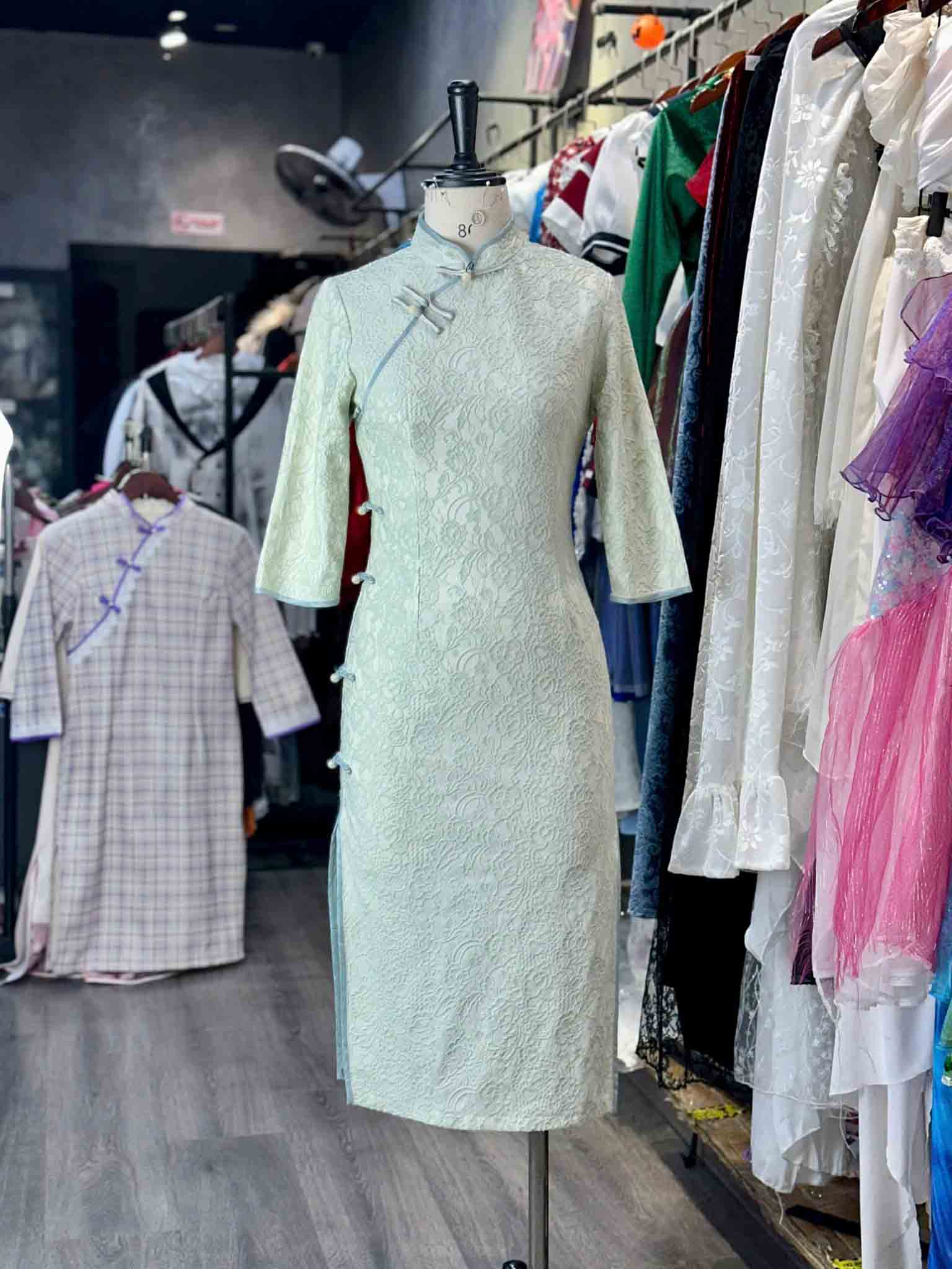 Sườn xám gấm thêu nổi